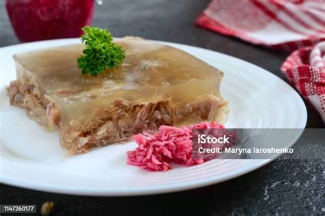 검은 배경에 흰 접시에 매운 고추냉이와 고기 젤리 슬라브 전통 차가운 요리 클로즈업 고기에 대한 스톡 사진 및 기타 이미지 고기 젤리 0명 Istock