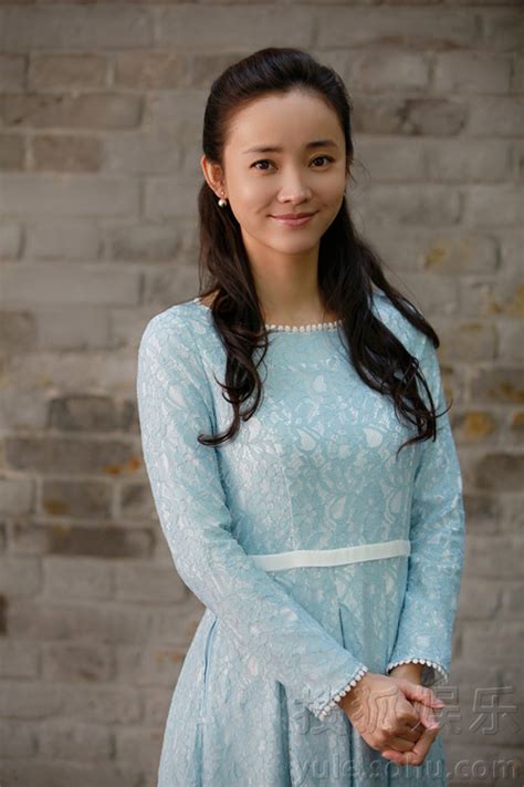 杨梅时尚碰撞古朴 粉蓝镂空蕾丝长裙素净淡雅