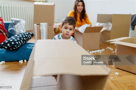 집 이동 중 터널을 만들기 위해 빈 골판지 상자를 집어 들고 유아 비어 있음에 대한 스톡 사진 및 기타 이미지 비어 있음