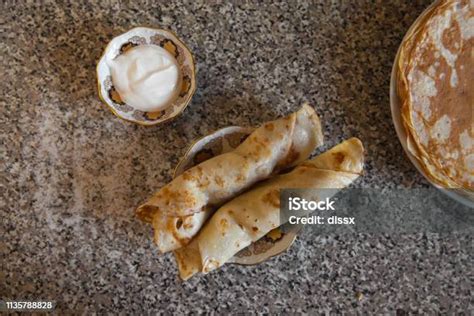 키 툼 테이블과 고양이 도자기 동상에 사 워 크림 팬케이크 Shrove Tuesday에 대한 스톡 사진 및 기타 이미지 Shrove Tuesday 귀여운 그릇