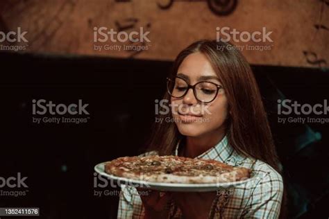 현대적인 레스토랑에서 피자를 먹는 점심 시간에 사업가 선택적 초점 갈색 머리에 대한 스톡 사진 및 기타 이미지 갈색 머리 건강한 생활방식 건강한 식생활 Istock