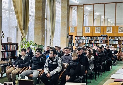 Подредиха изложба за 3 март в монтанската библиотека снимки