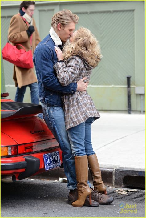 Annasophia Robb And Austin Butler Kiss Kiss For Carrie Diaries Photo