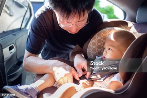 그의 귀여운 작은 아시아 1 년 오래 된 유아 아기 소년 아이 카 시트에 벨트를 고정 하 수 중 아시아 아버지를 웃 고 카시트에 대한 스톡 사진 및 기타 이미지 Istock