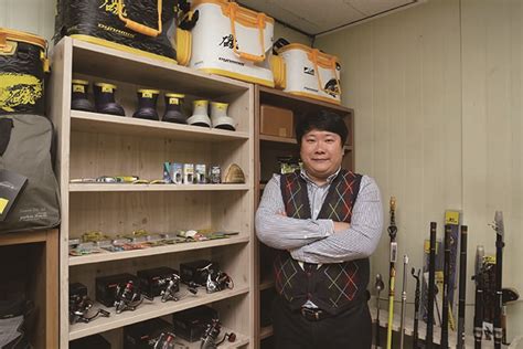 ㈜다이나미스니켄 류원철 대표가 자사의 주요 낚시용품 전시 코너를 보여주고 있다 2022년 11월 현재 300여 종의 낚시용품을 생산 중이다