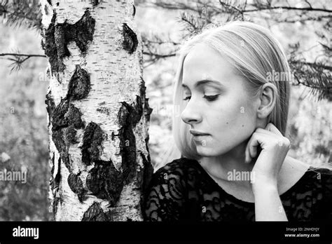 Junges mädchen mit langen beinen Schwarzweiß Stockfotos und bilder Alamy