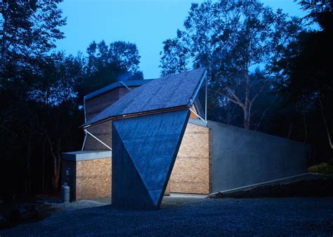 House In Japan Adapted To Suit A Difficult Woodland Site