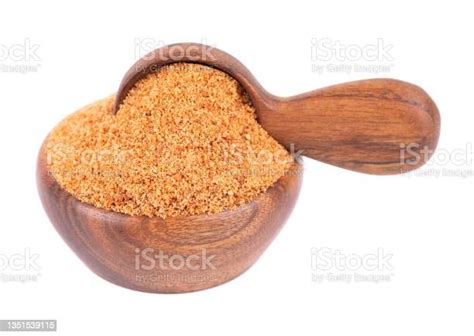 흰색 배경에 고립 된 코코넛 설탕 갈색 정제되지 않은 코코넛 야자 설탕을 나무 그릇과 숟가락으로 넣습니다 0명에 대한 스톡 사진 및 기타 이미지 Istock