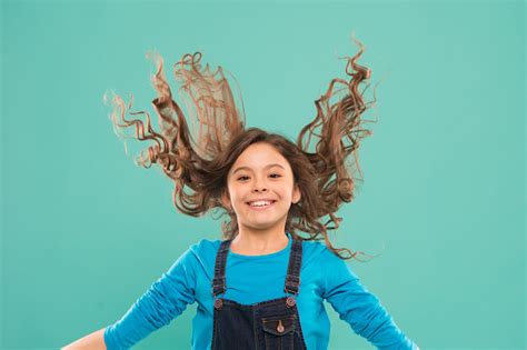 신선하게 강하고 건강한 모발 컨셉 좋은 깔끔한 헤어 스타일 아이들을위한 헤어 스타일을 만드는 쉬운 팁 작은 아이 긴 머리 긴 화려한 머리를 가진 소녀 활성 아이 엑스트라