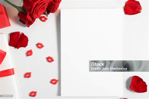 테이블에 복사 공간이 있는 빈 템플릿 평면도 빨간 장미 꽃다발과 선물 플랫 레이로 축하 목록이 있는 휴일 카드 모형 0명에 대한 스톡 사진 및 기타 이미지 Istock
