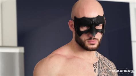 Newbie Bodybuilder Jerks His Uncut Cock Maskurbate