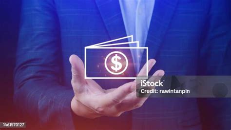 가상 미국 달러 아이콘을 들고 손 Usd는 세계의 주요 통화 통화 통화 성장 금리 인상 인플레이션 개념 이자율 금융 및 모기지 금리 개념입니다 개념에 대한 스톡 사진 및