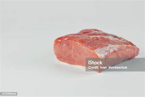 붉은 고기가 닫힙니다 흰색 배경에 고립 된 돼지 고기 조각 고기 요리 준비 음식과 가까운 텍스트를 위한 공간과 여유 공간을