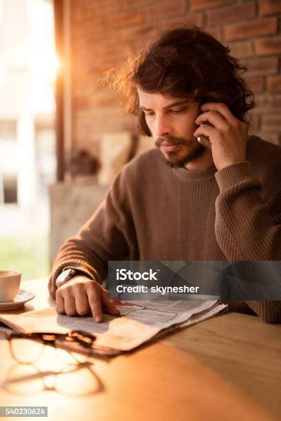 젊은 남성 진료예약 만들기 위한 직무 인터뷰 위의 휴대폰 구인 광고에 대한 스톡 사진 및 기타 이미지 구인 광고 가정 생활 가정의 방 Istock