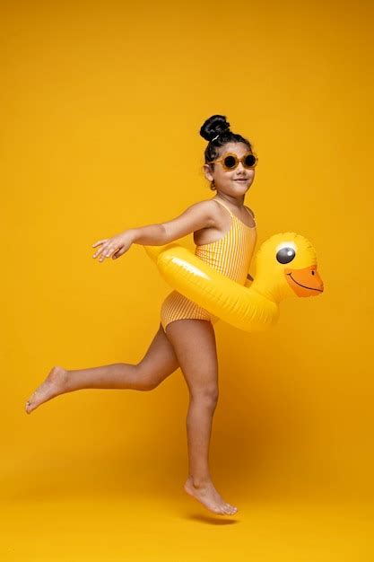 Lindo Niña Llevando Biquini Foto Premium