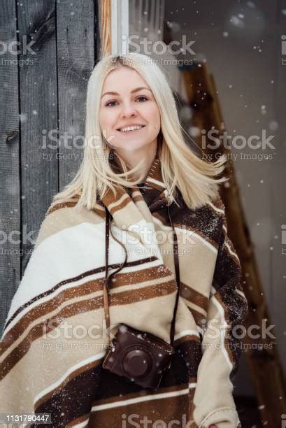 나무 벽 배경에 미소 빈티지 카메라와 아름 다운 금발 소녀 겨울에 대한 스톡 사진 및 기타 이미지 겨울 관광 관광객