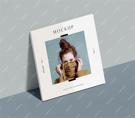 Квадратная книга с женщиной редакционный журнал макет, опираясь на ...