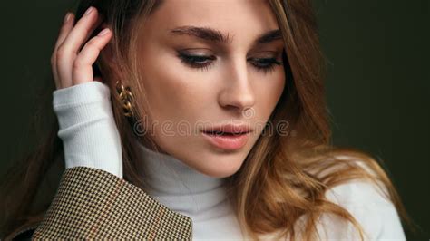 Молодая красивая женщина сидя на кровати дома Стоковое Фото изображение насчитывающей отдыхать