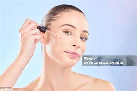 여자 초상화 얼굴 미적 스킨케어 피부과를 위한 오일 세럼 여성 모델 얼굴 화장품 및 히알루론산 액체 콜라겐 및 뷰티 글로우의