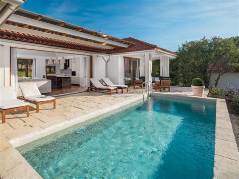 Modern 2 Bedroom Villa With Private Heated Pool And Resort Facilities