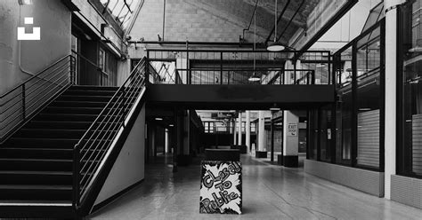 계단이 있는 건물의 흑백 사진 사진 Unsplash의 무료 몬테레이 이미지