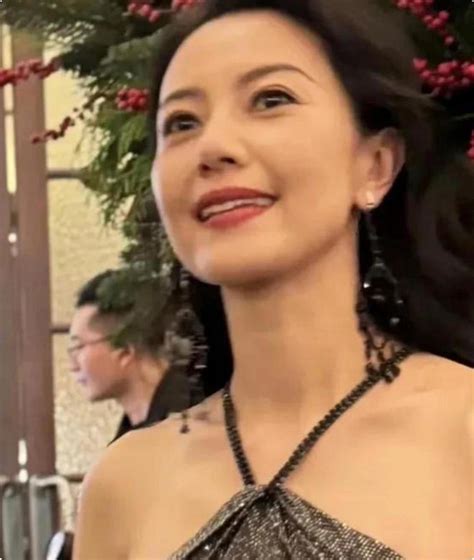 内娱“半老徐娘”只服2位，不打针不扮嫩，风韵犹存越老越有韵味