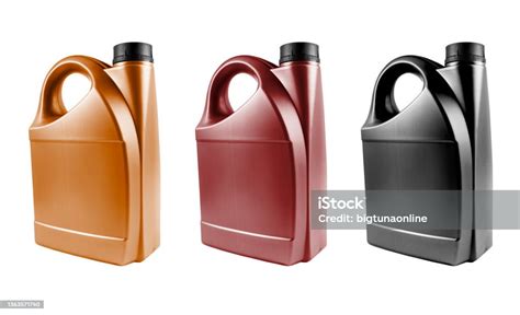 흰색 배경에 격리 된 세 개의 새로운 플라스틱 오일 캐니스터 세트 저장 탱크 가솔린 디젤 및 가스용 캐니스터 흰색 위에 분리 된 기술 액체에 대한 검은 색 파란색 및 녹색
