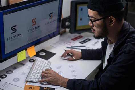 사무실에서 일하는 아시아 그래픽 디자이너 아티스트 크리에이티브 디자이너 일러스트 레이터 그래픽 스킬 개념 30 34세에 대한 스톡 사진 및 기타 이미지 Istock