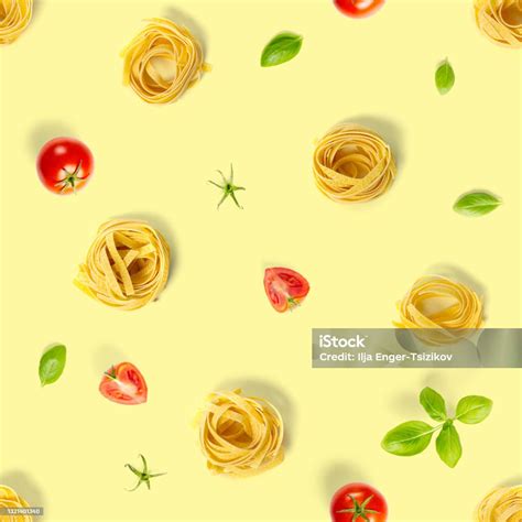 이탈리아 파스타 타글리아텔의 매끄러운 패턴 원시 파스타 페투치네 팝 아트 배경 플랫 레이 노란색으로 분리된 이탈리아 생 둥지