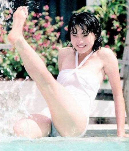 李赛凤昔日泳装照曝光 池边抬腿戏水图手机新浪网