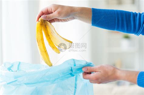 回收食物废物垃圾环境生态家里把香蕉皮放进垃圾袋高清图片下载 正版图片300603118 摄图网