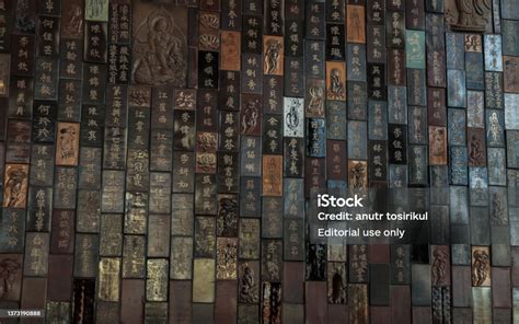 포 광산 사원의 사원 벽에 있는 색칠판에 중국 문자 의 가르침과 조각 된 부처님 이미지 0명에 대한 스톡 사진 및 기타 이미지