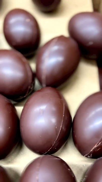 На «Коммунарке» к Пасхе выпустили шоколадные яйца - YouTube