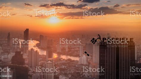 실루엣 남자 밀어 편지 I와 M 에서 바위 단어 가능 서 소리 도시 풍경 배경에서 일출 하늘 기회의 개념 공간을 복사합니다 가능한에 대한 스톡 사진 및 기타 이미지 Istock