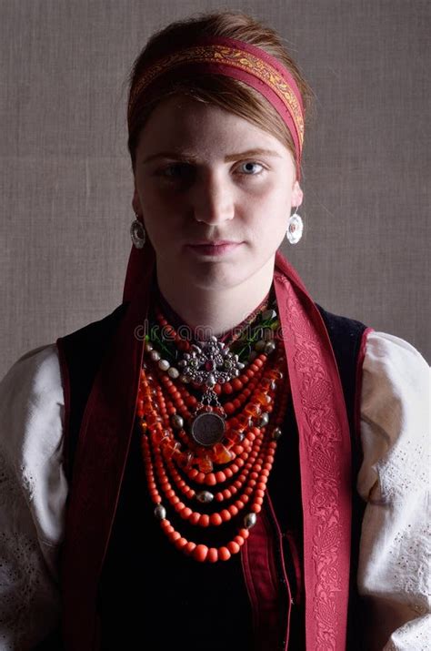Ragazza Ucraina Nel Costume Piega Immagine Stock Immagine Di Ducato