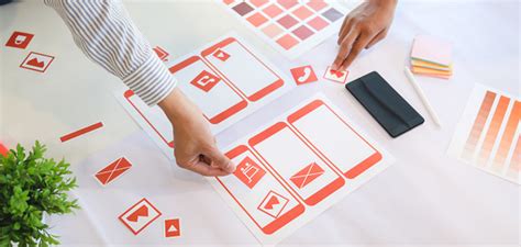 스마트 폰 응용 프로그램에서 작업 하는 젊은 성공적인 Ui 그래픽 개발자 팀의 자른 샷 개발에 대한 스톡 사진 및 기타 이미지 개발 검색 엔진 그래픽 사용자