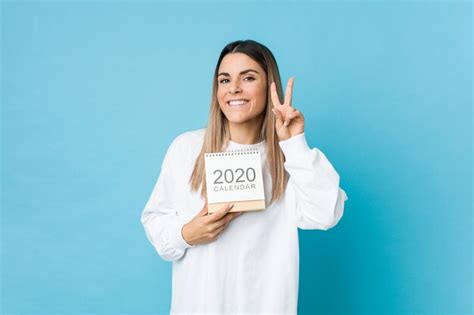 Mujer Caucásica Joven Que Sostiene Un Calendario 2020 Que Muestra La
