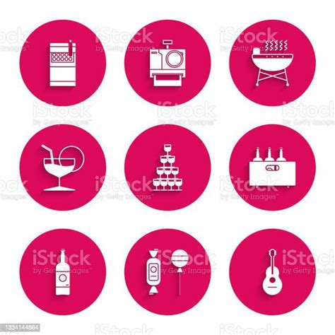 피라미드 타워 롤리팝 기타 와인 나무 상자 맥주 병 마티니 바베큐 그릴 및 오픈 담배 팩 아이콘에 쌓인 와인 잔을 설정합니다 벡터 고기에 대한 스톡 벡터 아트 및 기타