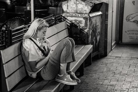 무료 이미지 화이트 검은 검정색과 흰색 단색화 흑백 사진 거리 스냅 사진 좌석 도시 지역 사진술 하부 구조 인간의 도로 스타일 5568x3712