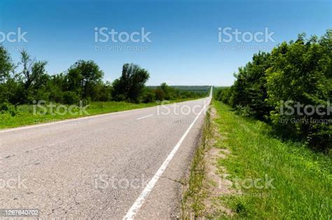 푸른 하늘에 대한 길가에 녹색 잔디와 나무와 여름에 국가 아스팔트 도로 운도의 날 교통 및 운송 물류 회사 0명에 대한 스톡 사진 및 기타 이미지 Istock