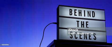 라이트박스 또는 시네마 라이트 박스의 비하인드 스토리 텍스트 스튜디오 계단의 영화 보드 라이트 박스와 색상 그라데이션 배경에 가벼운 스누트 삼각대 팀이 작업 중인 비하인드