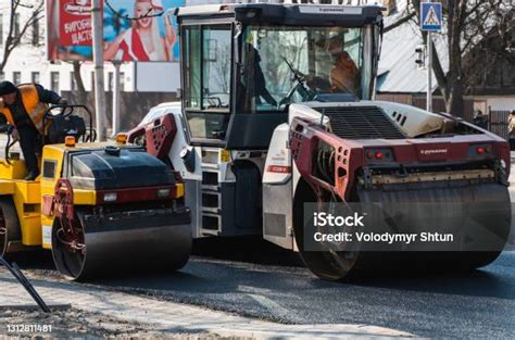 무거운 진동 롤러 압축기를 가진 무거운 아스팔트 도로 롤러는 거리의 도로 건설 현장에서 도로에 새로운 뜨거운 아스팔트를 누릅니다 거리에 대한 스톡 사진 및 기타 이미지