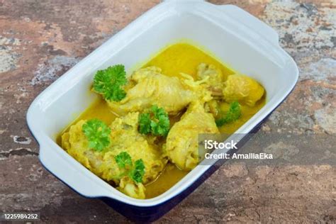 Opor Ayam은 심황 코코넛 밀크 소스로 조리한 닭고기로 만든 전통 인도네시아 음식입니다 0명에 대한 스톡 사진 및 기타 이미지 Istock