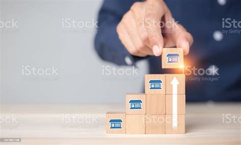 프랜차이즈 비즈니스 사업가 손 프랜차이즈 마케팅 아이콘 과 나무 블로그를 선택 스토어프랜차이즈 비즈니스 개념 개념에 대한 스톡 사진 및 기타 이미지 Istock