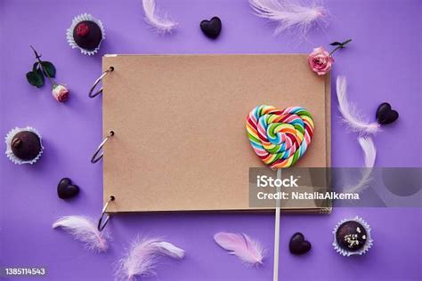 빈티지 는 화려한 롤리팝 초콜릿과 하트 모양의 과자와 함께 모의 트렌디 한 핑크 깃털과 핑크 장미 보라색 색상 배경 복사 공간 가루 설탕에 대한 스톡 사진 및 기타 이미지