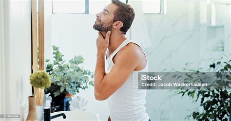 뷰티 청소 위생이나 아침 일과를 위해 집 욕실에서 남자와 거울 프로필 만족도 및 스킨케어 손질 검사 또는 면도를 위해 아파트에서 행복한 사람과 함께 남자에 대한 스톡 사진