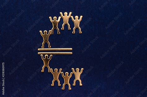 Символ ЕВРО из маленьких человечков на мягком синем фоне Stock Foto Adobe Stock