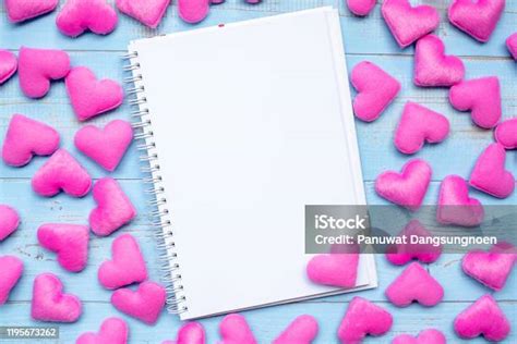 파란색 나무 테이블 배경에 분홍색 하트 모양 장식과 빈 노트북 결혼식 로맨틱하고 해피 발렌타인 데이 휴일 개념 0명에 대한 스톡 사진 및 기타 이미지 Istock