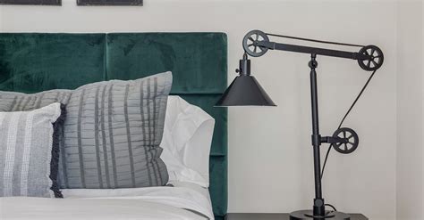 가구 가구류 금속 램프 기하학적 설계 녹색 머리판 디자인 램프 럭셔리 매우 복잡한 머리맡 미니멀리스트 베개 벨벳 산업 램프 소프트 가구 수면 지역