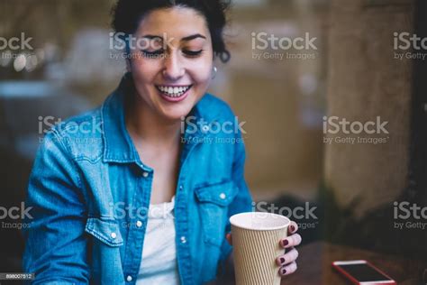 실내 테이블에 앉아 맛 있는 음료와 함께 여가 시간을 즐기는 젊은 미소 Hipster 여자의 자른된 이미지 행복 한 여자 사람이